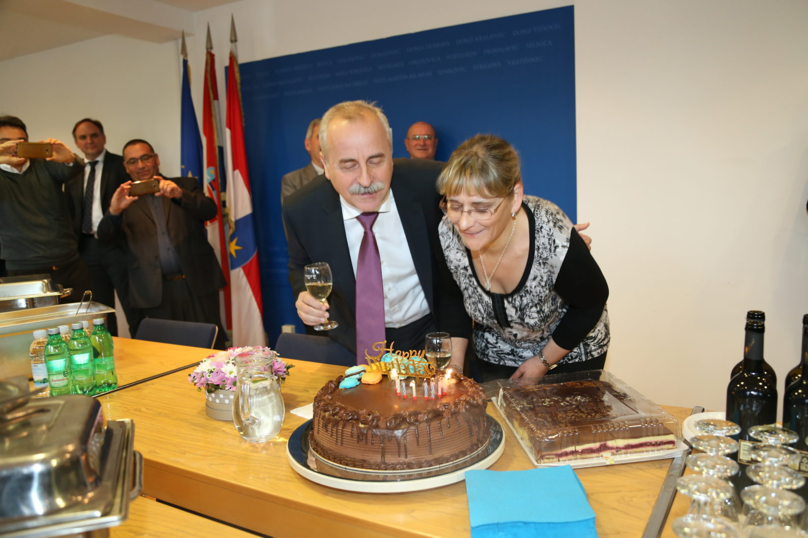 Predsjednik Skupštine Mladen Novak prekinuo sjednicu da bi počastio za ...