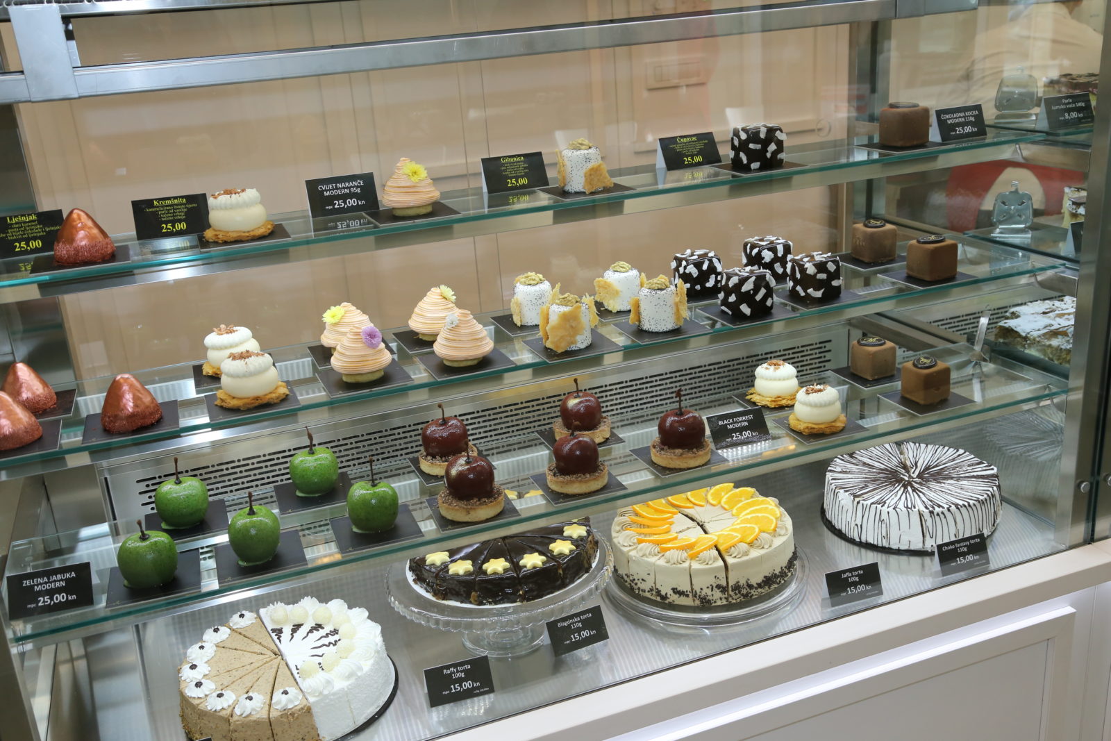 FOTO: U Galeriji Sjever otvorena slastičarna Ekos Cakes!