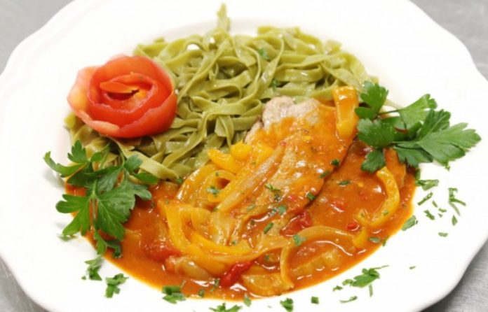 Svinjski steak u ciganskom umaku s domaćom tjesteninom