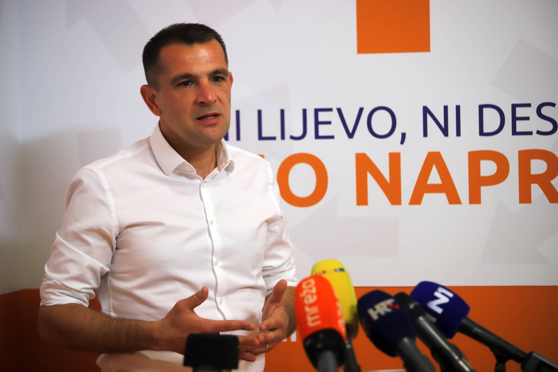 Kako vas se dojmio Matija Posavec kod Stankovića, ima li ono nešto za ...