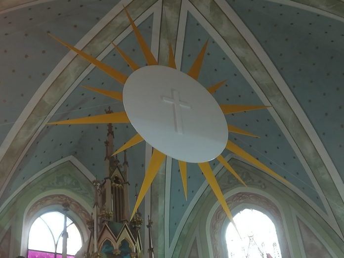 Prvopričenicima u čast iznad oltara u crkvi u Vratišincu postavljena ...