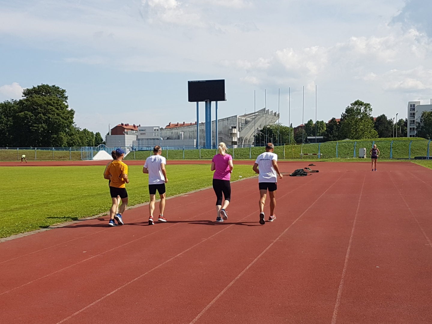 Započeli radovi na rekonstrukciji atletske staze na stadionu SRC Mladost
