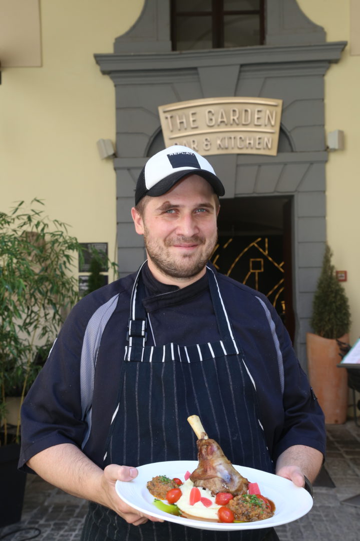 DONOSIMO RECEPT: Janjeća koljenica na način The Garden bar & kitchen