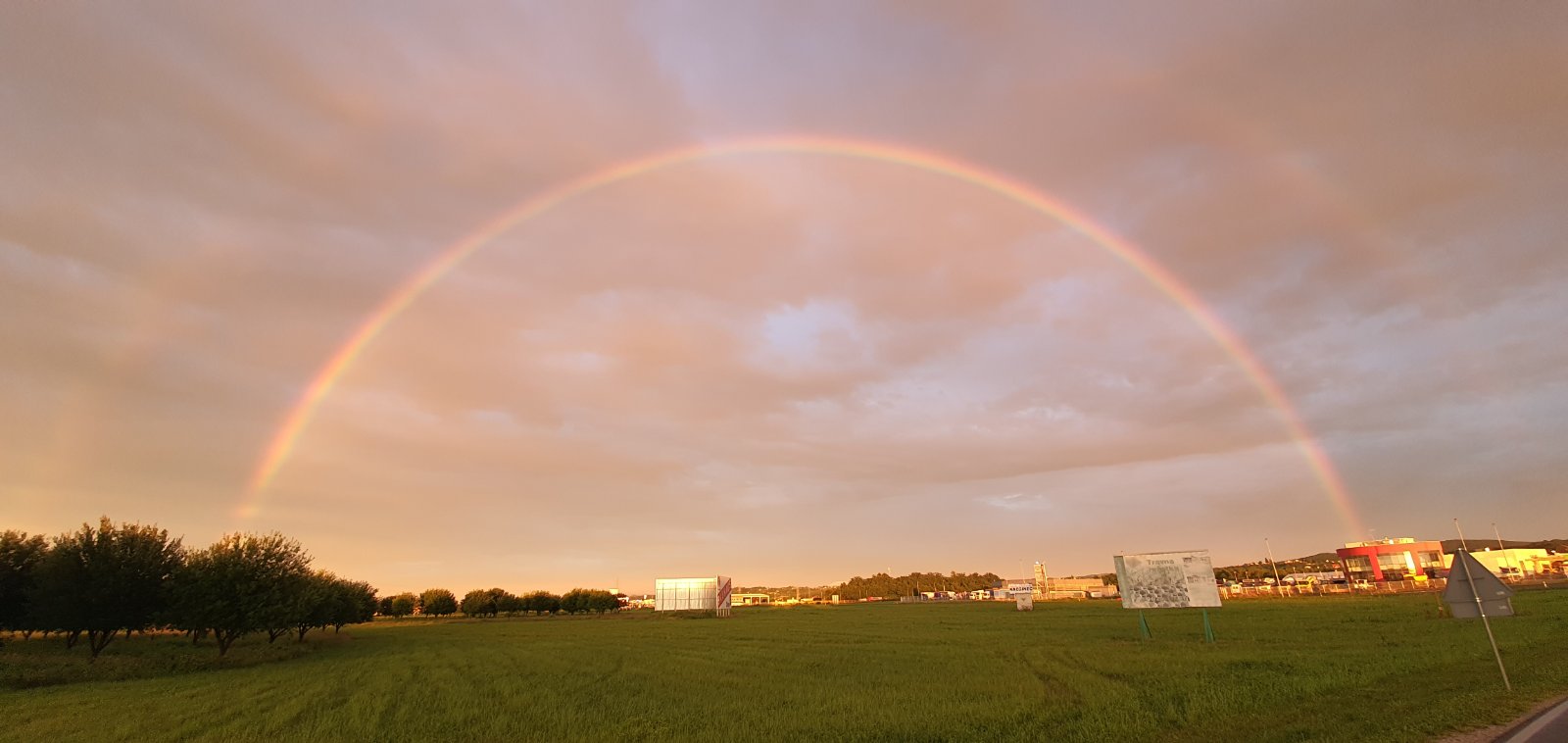 Nakon kiše prekrasna duga na nebu popravila dan!