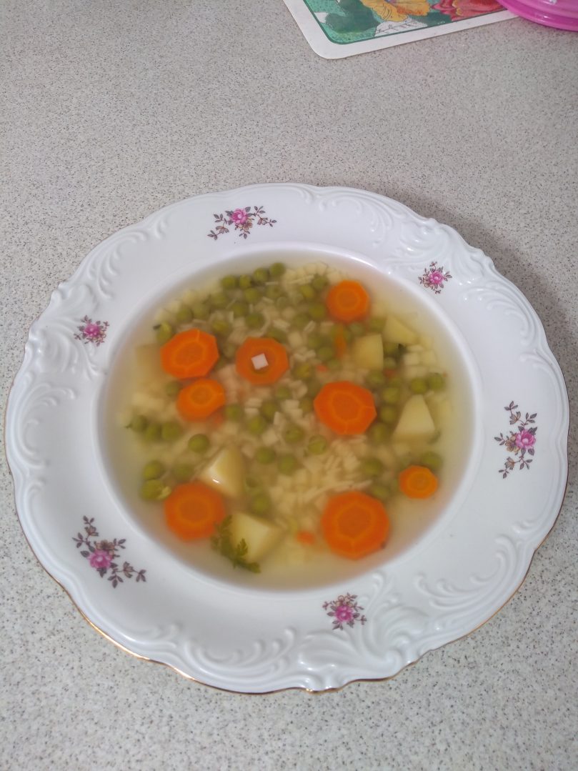Krepka domaća juha s mladim graškom i mrkvicom