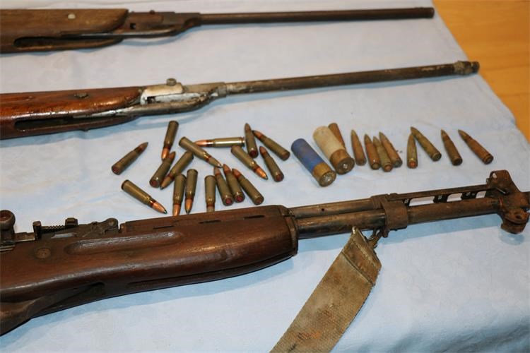 Policiji predana papovka, revolver, zračna puška i razno streljivo