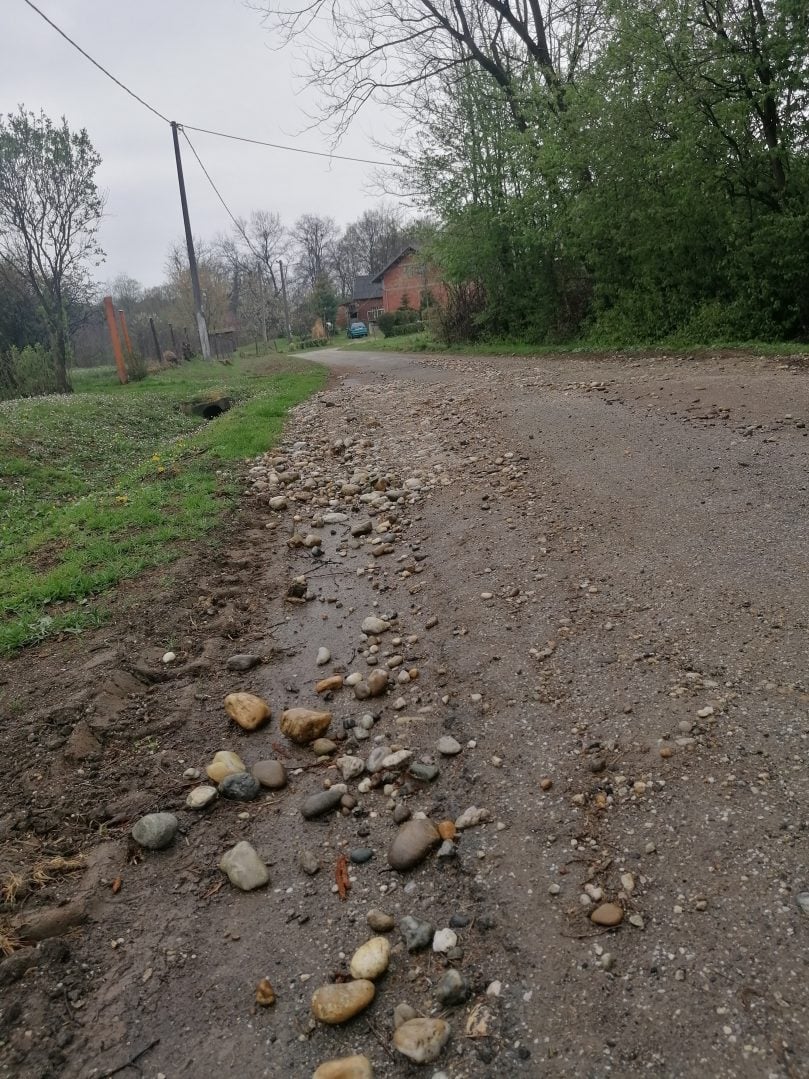 Pola ulice u Štrukovcu asfaltirano, a na drugoj rupe zakrpane debelim ...