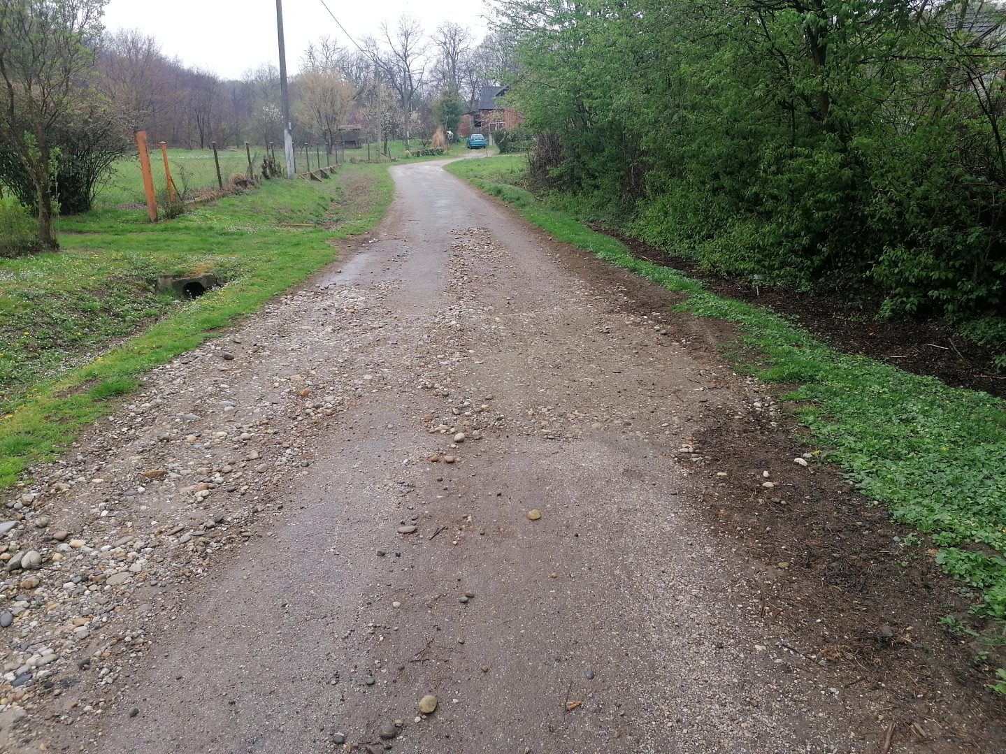 Pola ulice u Štrukovcu asfaltirano, a na drugoj rupe zakrpane debelim ...