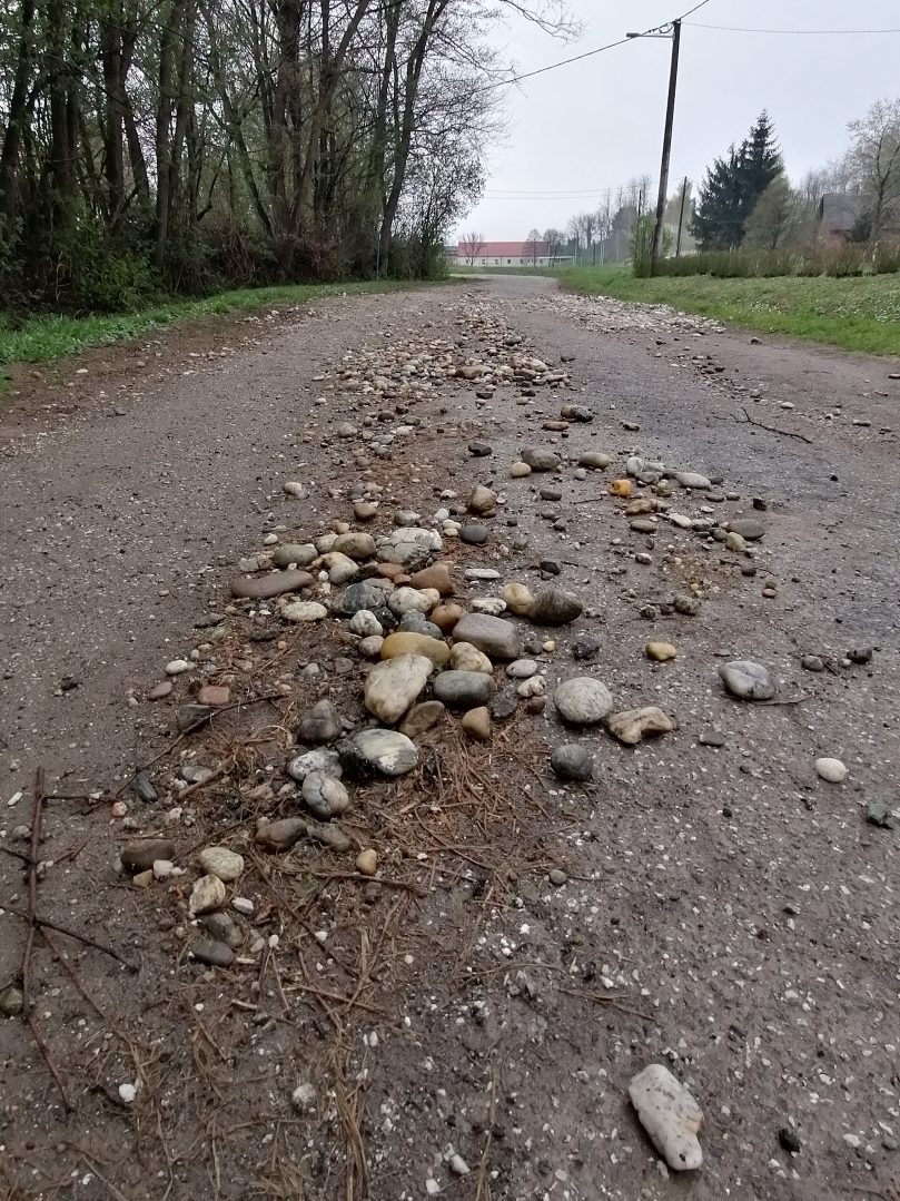 Pola ulice u Štrukovcu asfaltirano, a na drugoj rupe zakrpane debelim ...