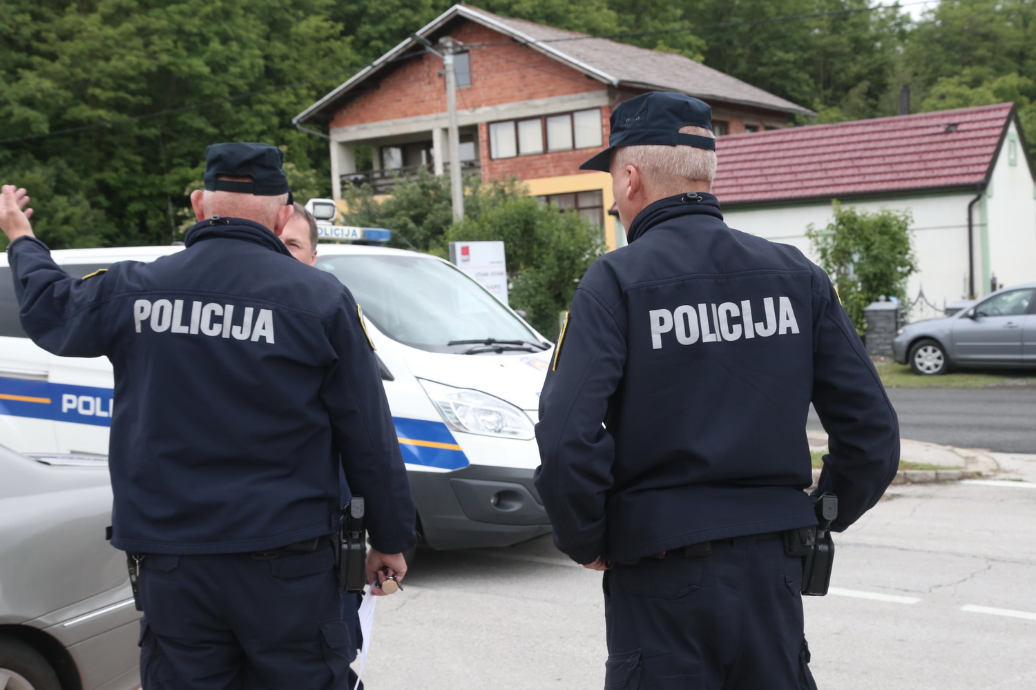 Vozačica (20) izazvala sudar s kamionima prestižući preko pune linije