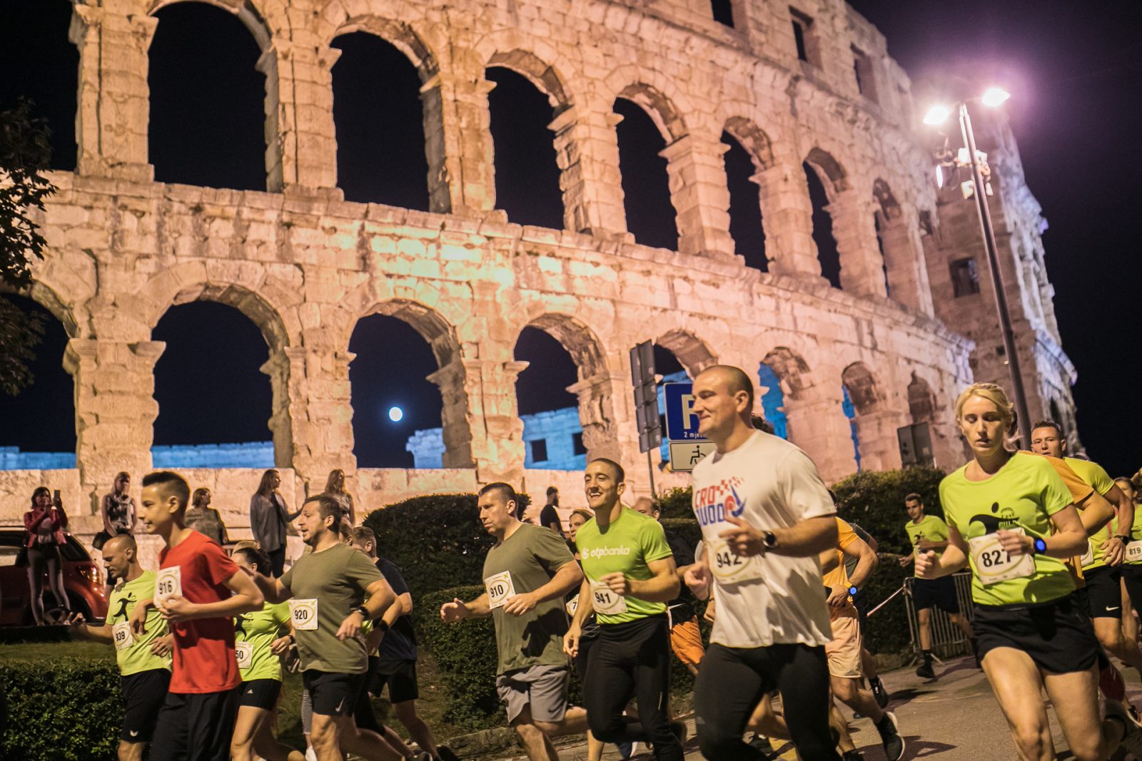 Noćna utrka tijekom festivala svjetla: Pula Marathon & Visualia festival