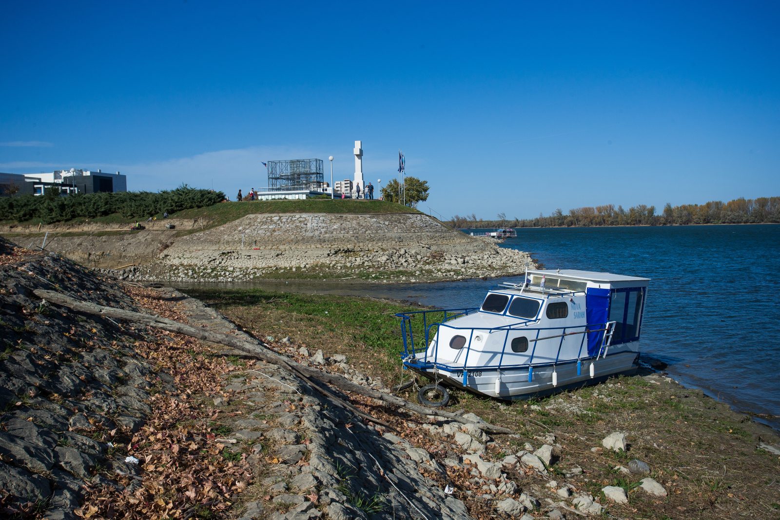 Novi Sad: Dunav na -4 centimetra, ljudi šetaju koritom rijeke