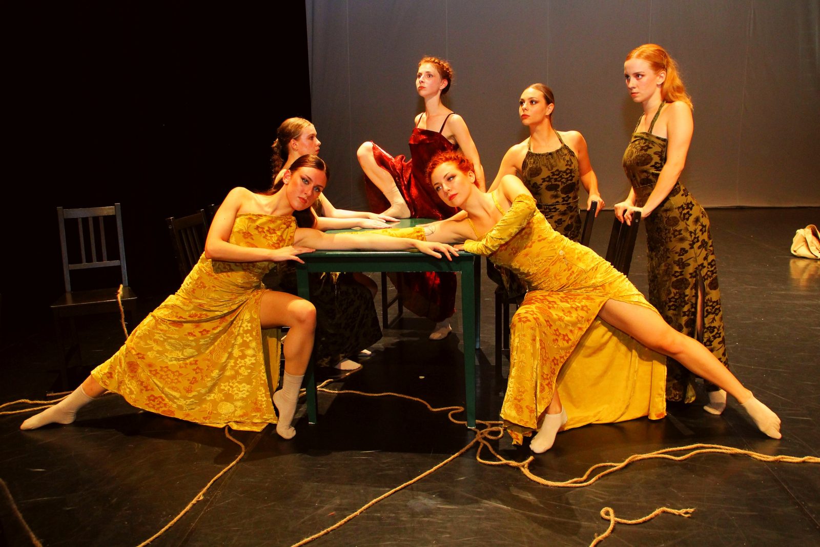 Teuta plesna predstava Nož