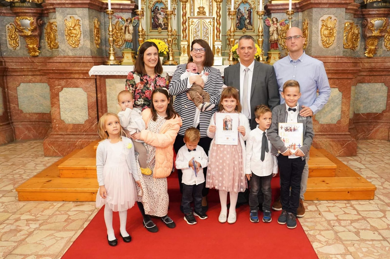 Davida iz obitelji Klarić krstio je biskup Bože Radoš u crkvi sv. Nikole