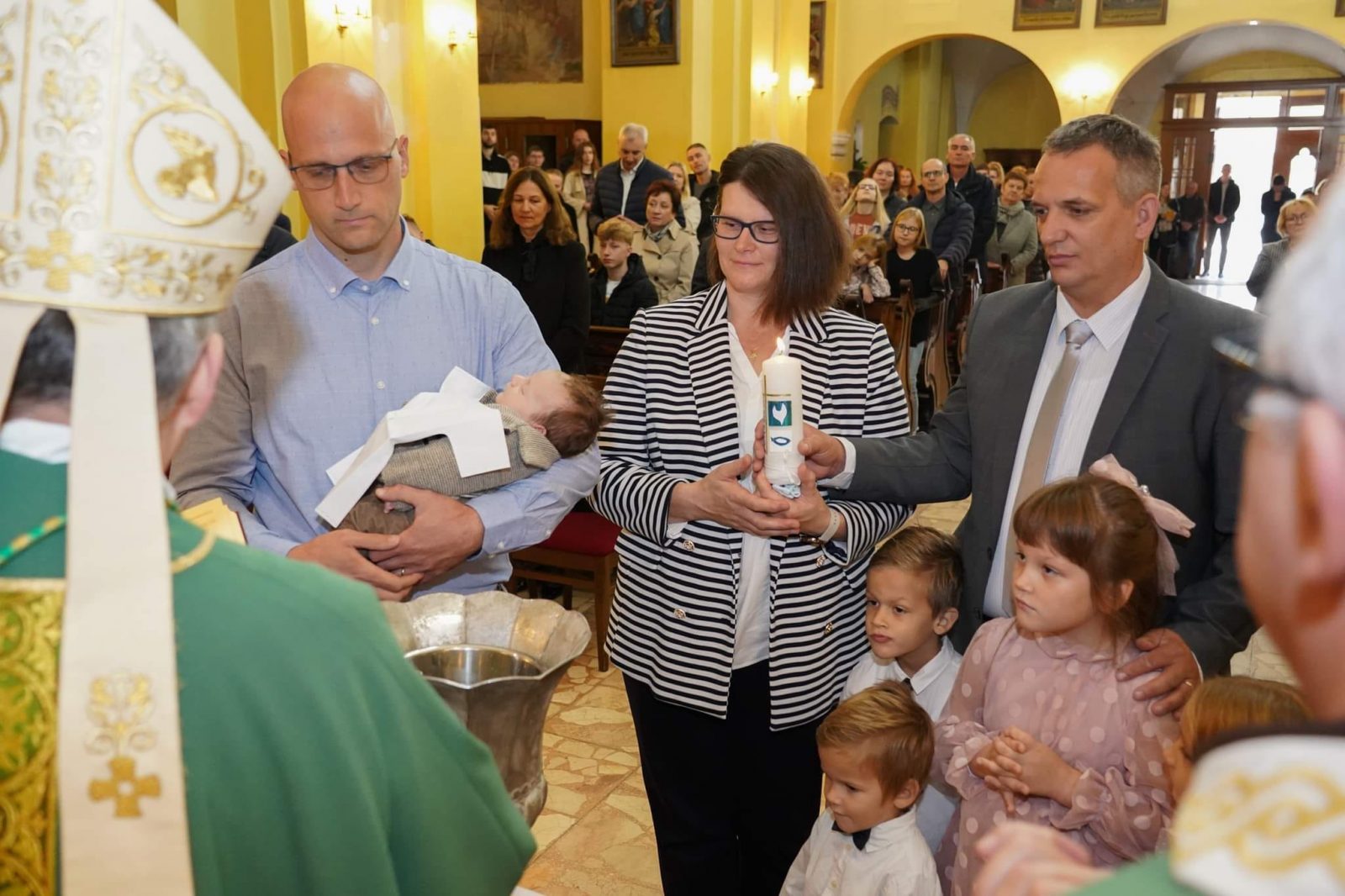 Davida iz obitelji Klarić krstio je biskup Bože Radoš u crkvi sv. Nikole