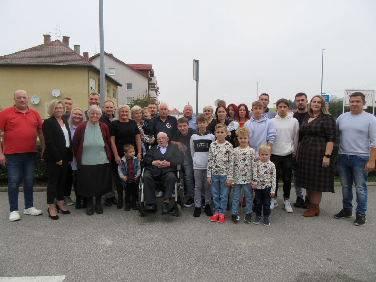 Na proslavi 90. rođendana dedi Josipu Stojko iz Bukovca okupila se ...