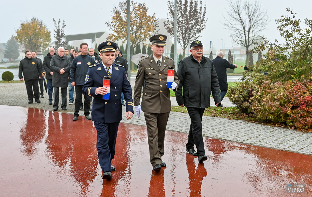 Vijenac i svijeće za heroje Vukovara i Škabrnje u Prelogu