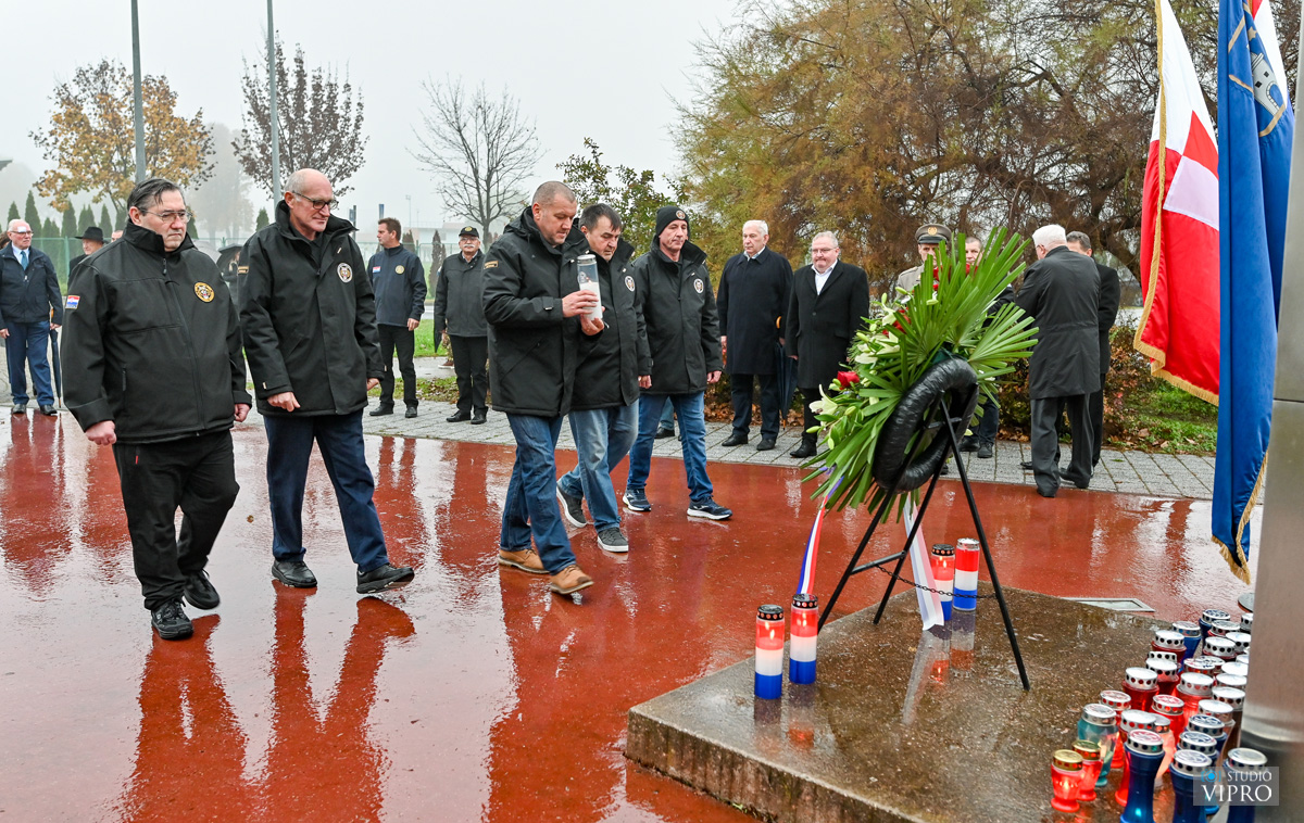 Vijenac i svijeće za heroje Vukovara i Škabrnje u Prelogu