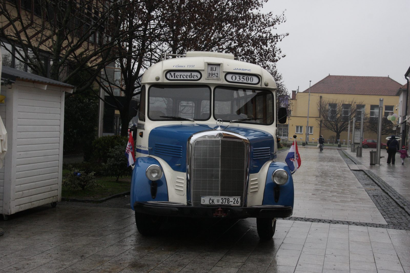 FOTO: Osvanuo stari autobus u centru Čakovca