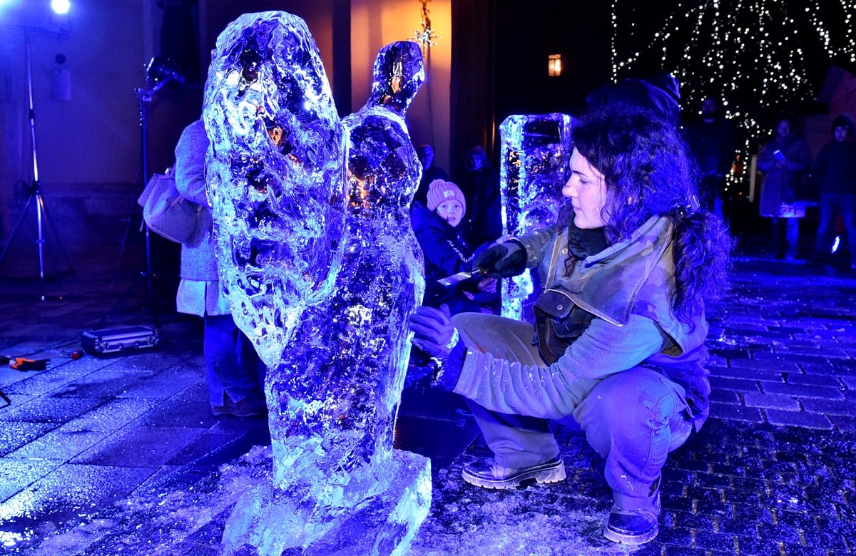 Ledeni spektakl u Varaždinu: Šest kipara oblikovalo figure iz leda!