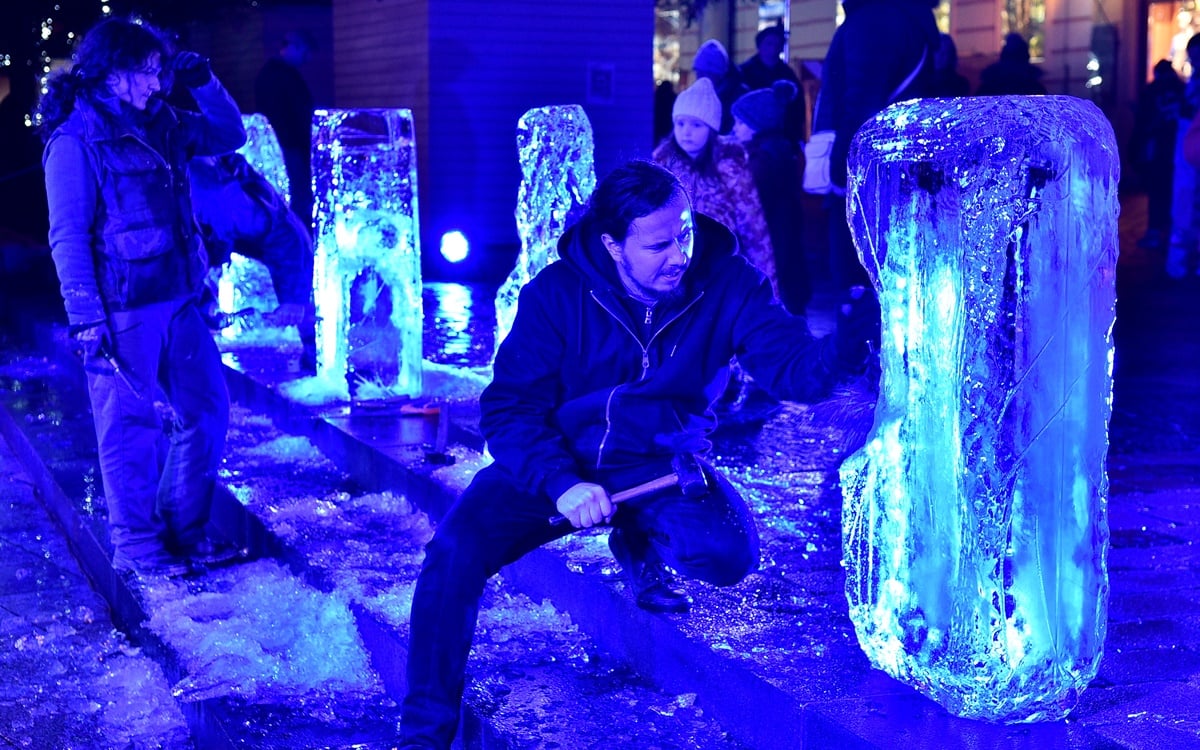 Ledeni spektakl u Varaždinu: Šest kipara oblikovalo figure iz leda!