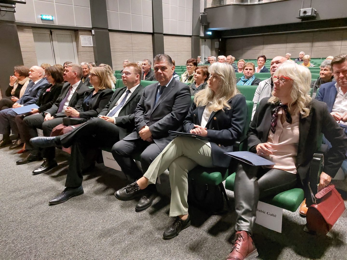 Pjesmarica gradišćanskih Hrvata autora Krisztine Glavanics i Slavka ...