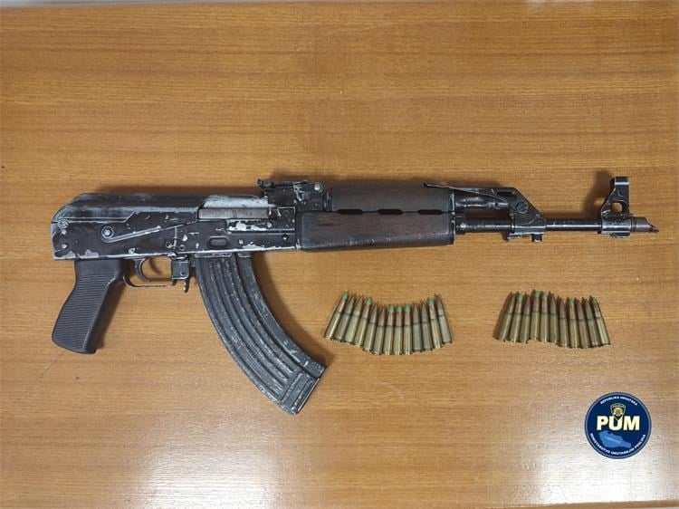 Maloljetniku iz Strahoninca u kući pronađena automatska puška