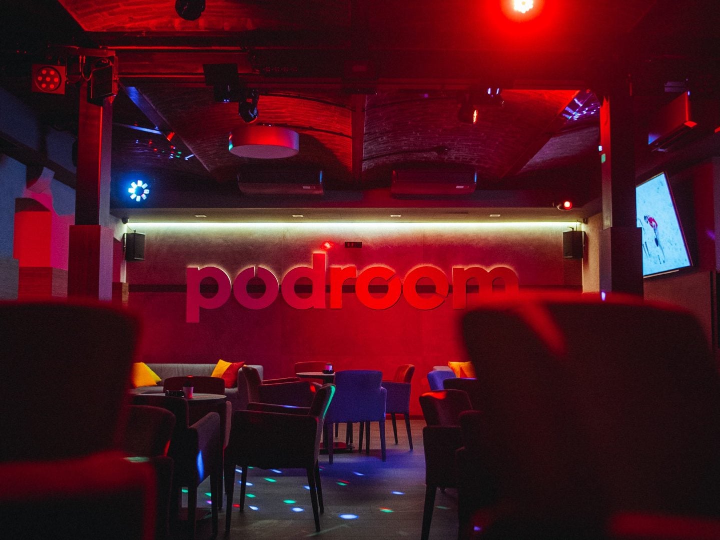Iznajmljuje se caffe/noćni bar Podroom!