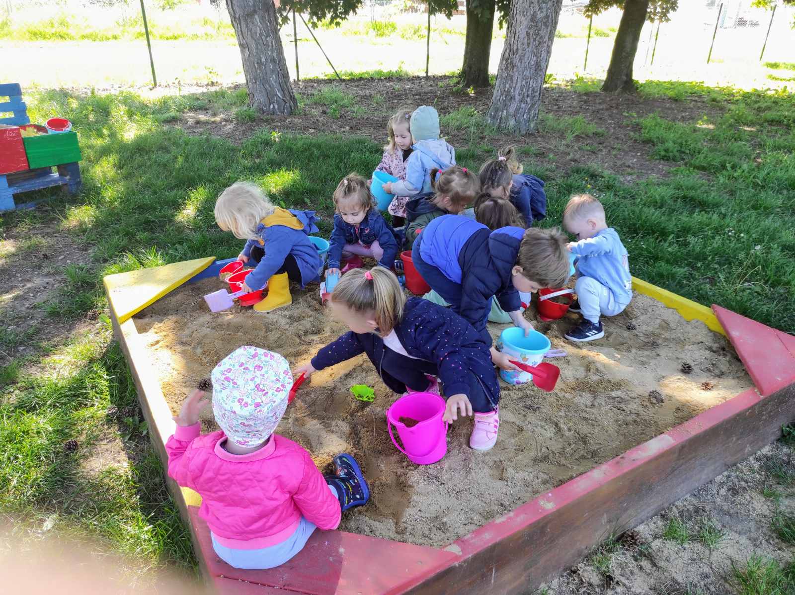 Leptirići uživaju u igri u novom pješčaniku