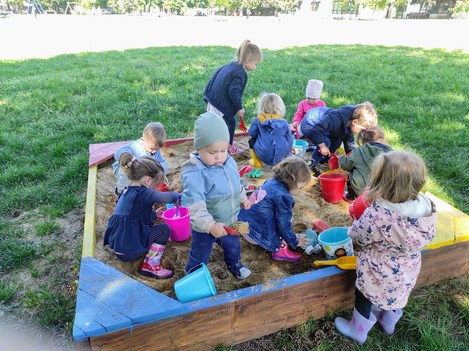 Leptirići uživaju u igri u novom pješčaniku