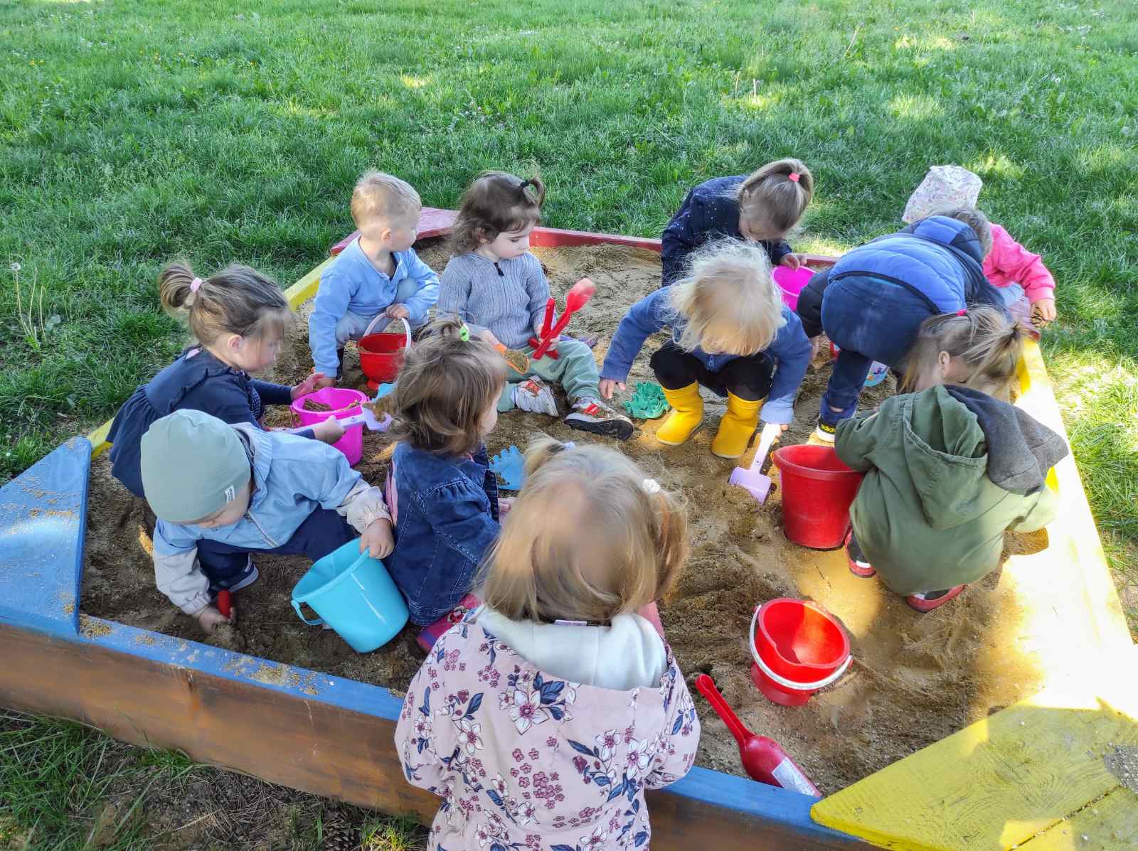 Leptirići uživaju u igri u novom pješčaniku