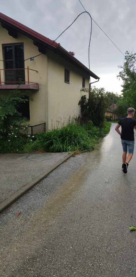 U Svetom Urbanu čupalo drveća i dizalo krovove: Ne pamtimo ništa takvoga!