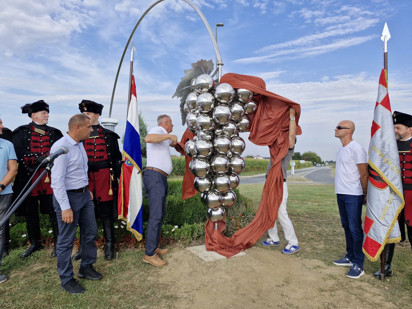 Sveti Martin na Muri: Svečano otkrivena skulptura grozda pušipela!