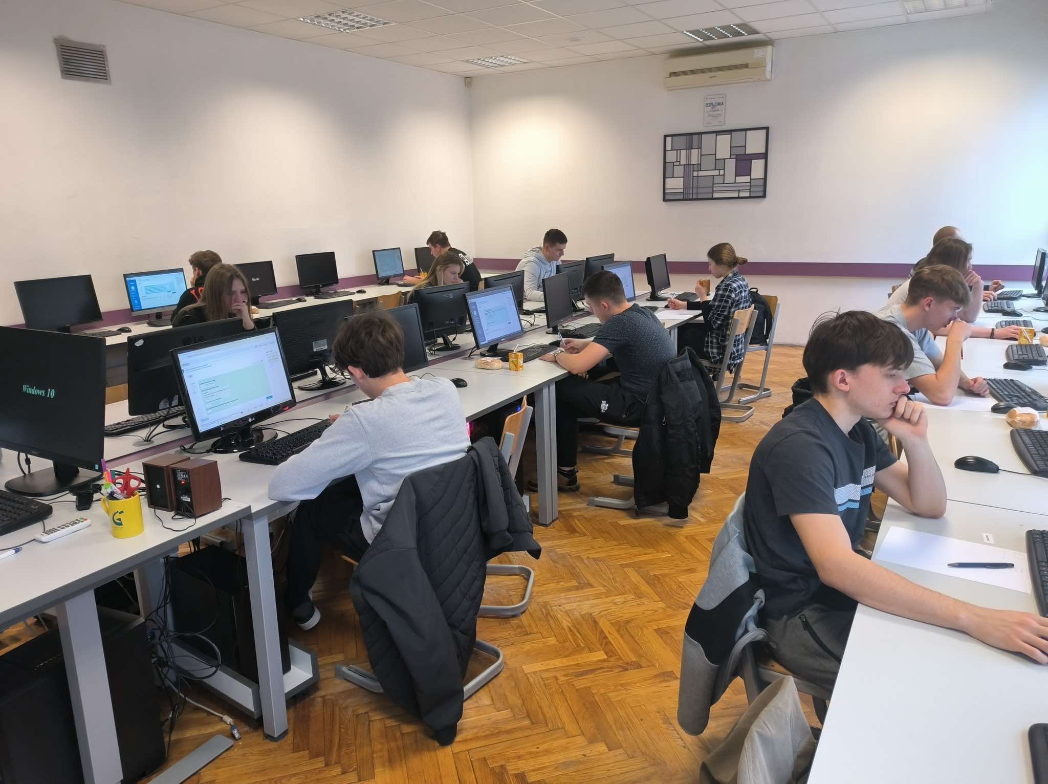 Gimnazijalci briljirali na županijskom Natjecanju iz informatike!